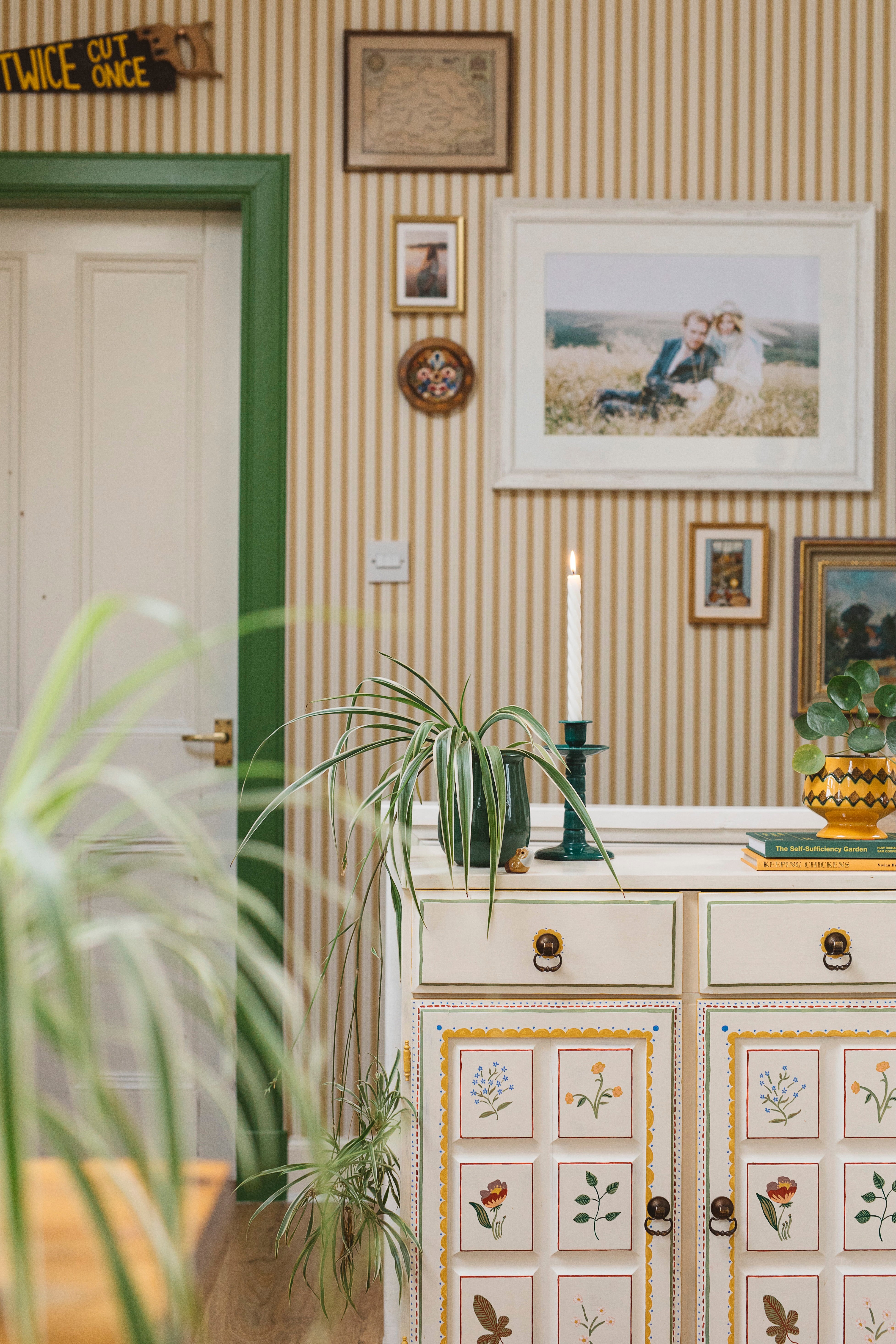 Wallpaper trends 2026 – Summer Gray